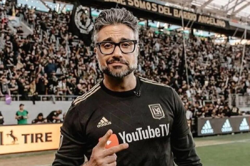 Critican a Jaime Camil por cantar himno de EU |VIDEO