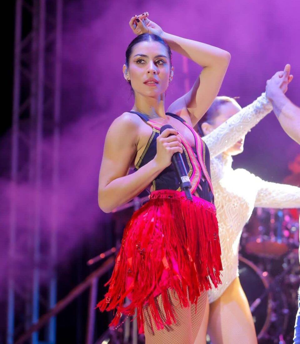 María León pide disculpas por error al cantar Himno Nacional