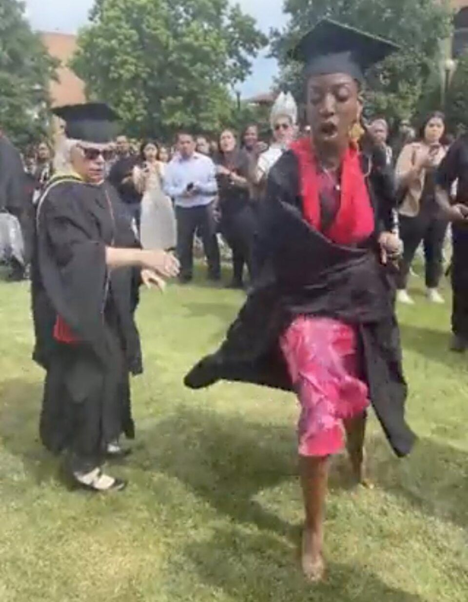 Alumna y maestra pelean en plena graduación; video viral