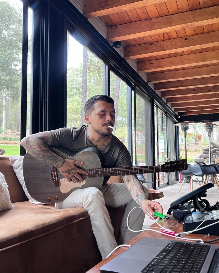 Así se ve Christian Nodal al iniciar eliminación de tatuajes
