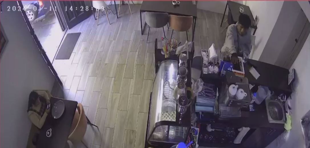 Empleada de cafetería taclea a ladrón y evita robo |VIDEO